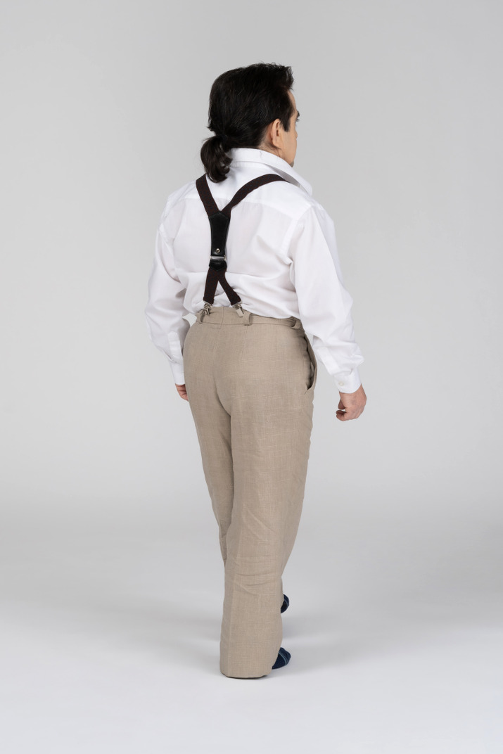 Three quarter back view of man walking Photo