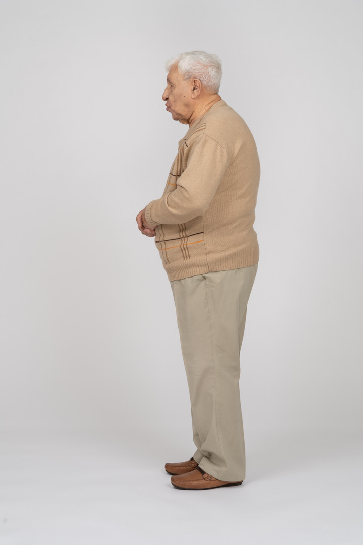 Side view of an old man in casual clothes Photo