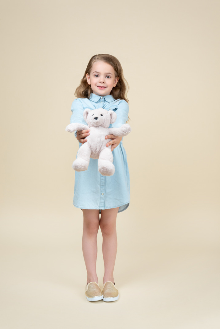 Photo de Jolie petite fille tenant un ours en peluche